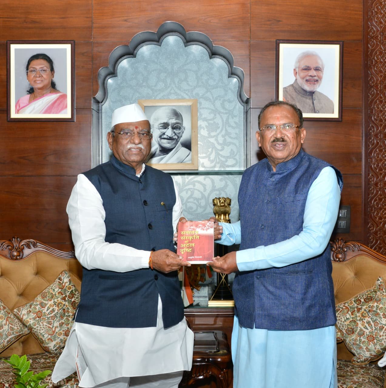 विधानसभा अध्यक्ष देवनानी ने राज्यपाल को भेंट किया 'वन्दे मातरम्' विशेष ...