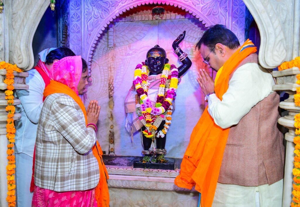 नववर्ष का आगाज: सीएम भजनलाल शर्मा ने डीग के श्रीनाथजी मंदिर में किया ...
